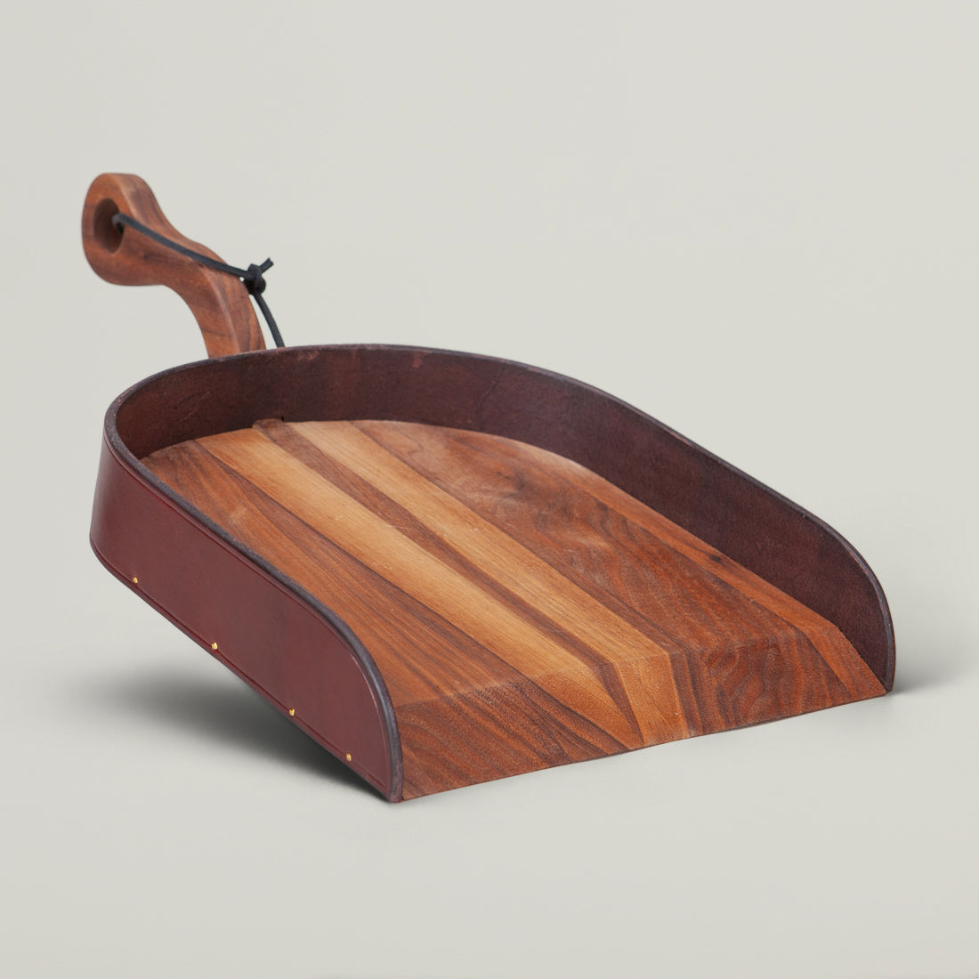 The Collector’s Walnut Dustpan – poppyfielding